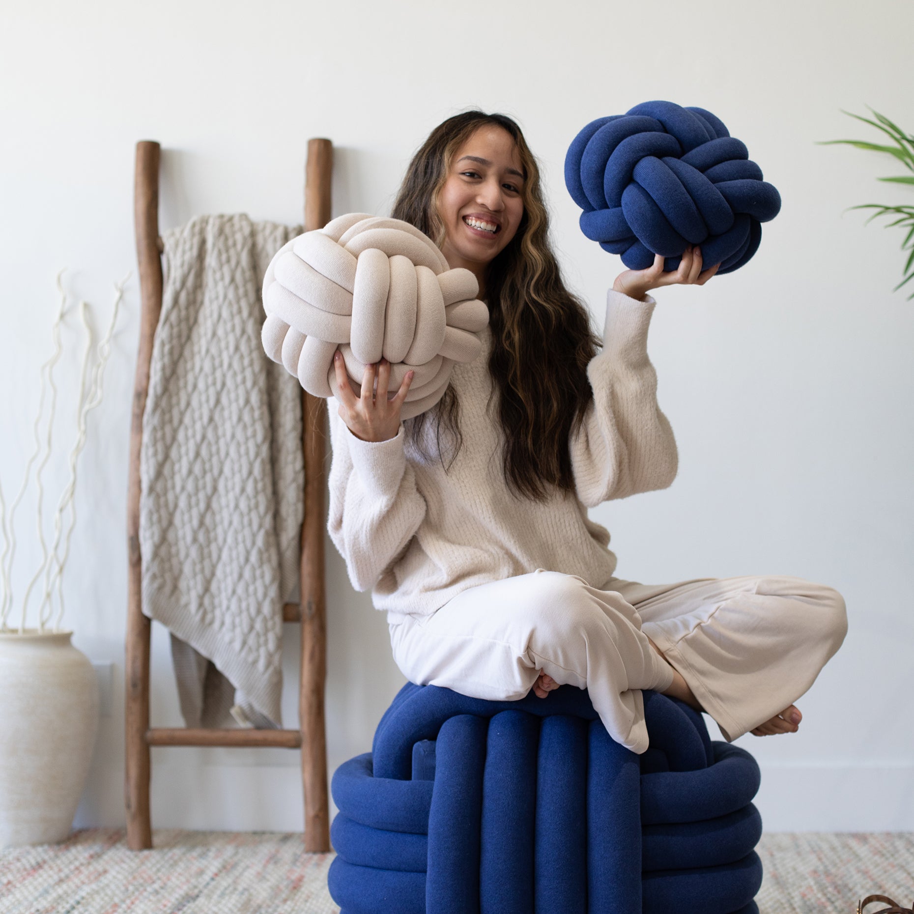 Knotted pouf - Large - - Federal blue mel – Pink Lemonade